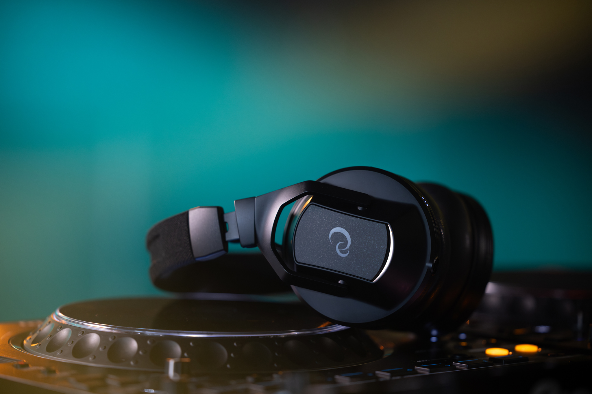 AlphaTheta launches the HDJ-F10 professional wireless DJ headphones ...