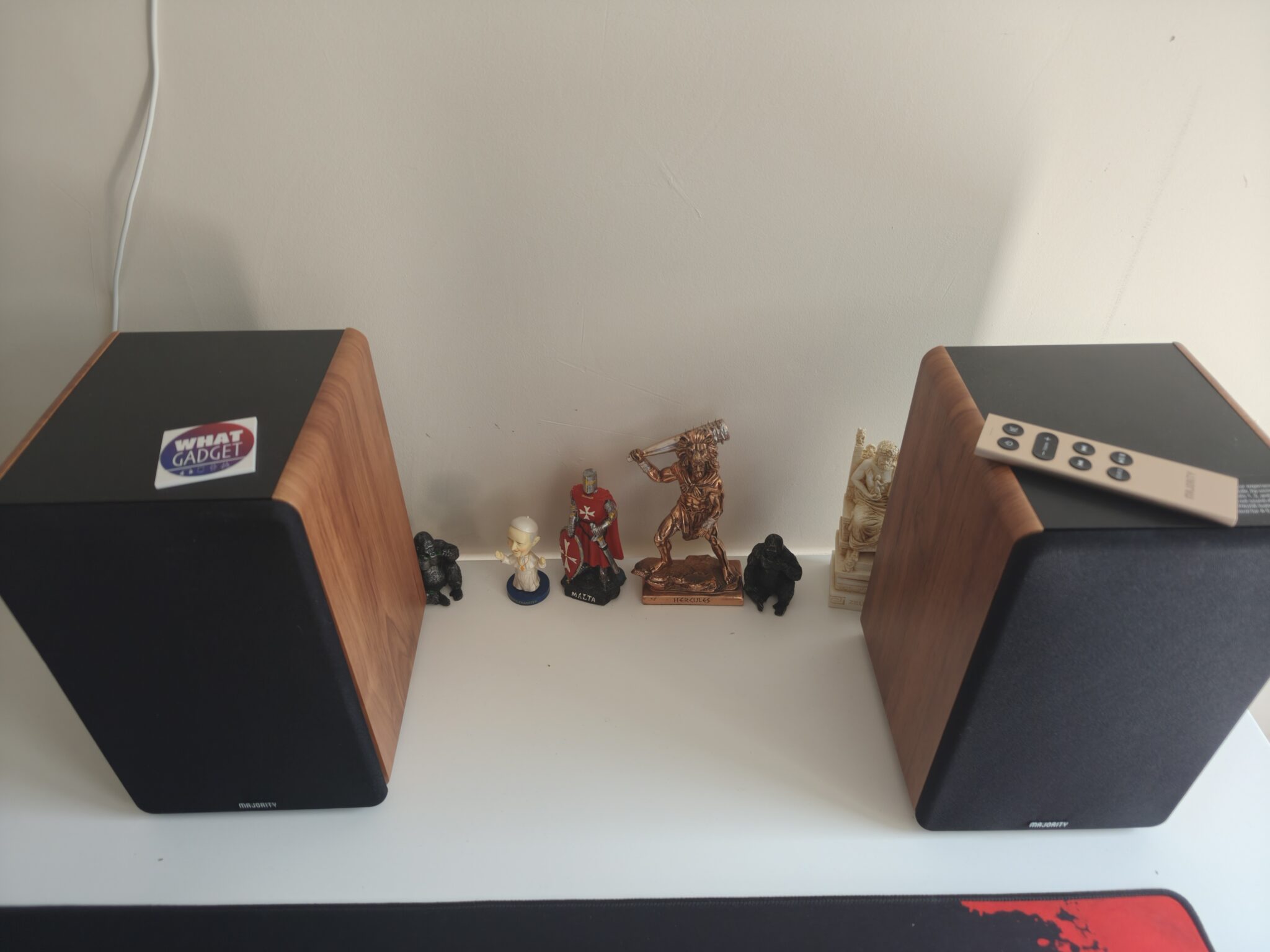 Majority D100 Bookshelf Review - What Gadget